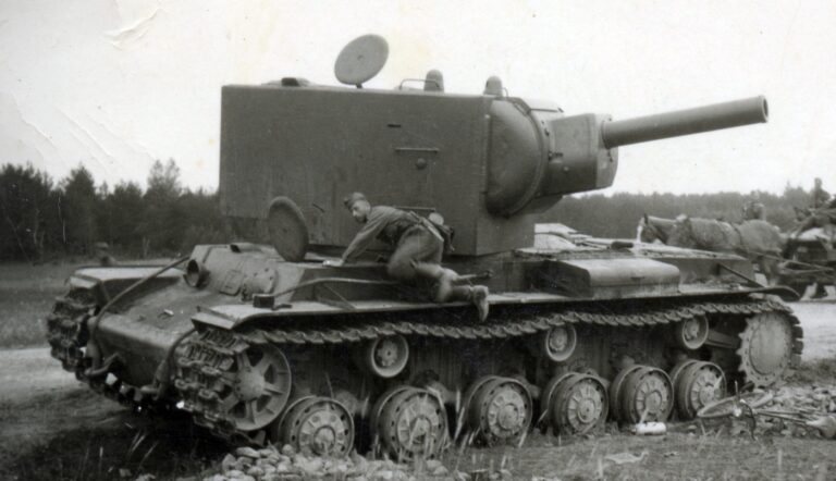 KV-2 — The Soviet Union’s Red Colossus - The Armory Life
